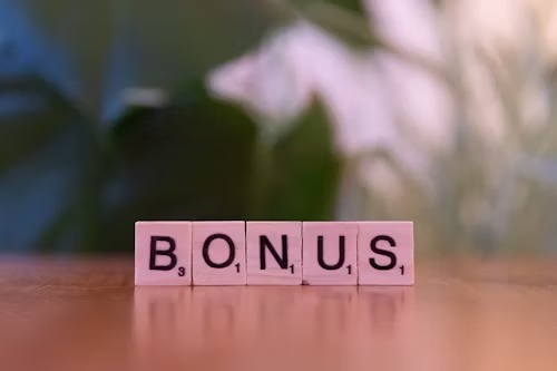 The Risks and Benefits of Offering Employee Bonuses